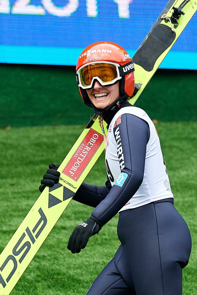 Skispringerin Althaus auf dem Podest: Rang zwei